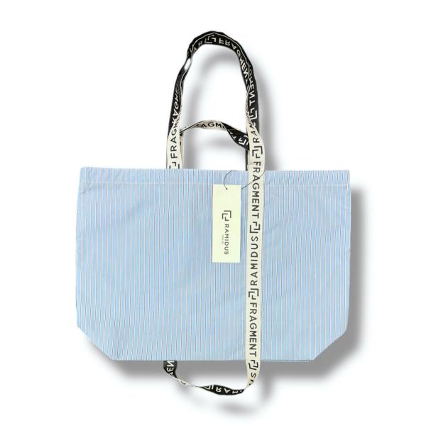 ブランド：RAMIDUS（ラミダス） × FRAGMENT DESIGN（フラグメントデザイン）商品名：2025SS SQUARE TOTE BAG特徴：ストライプ柄 × ロゴテープのハンドルで、さりげなくブランドらしさを演出アウターポケッ...