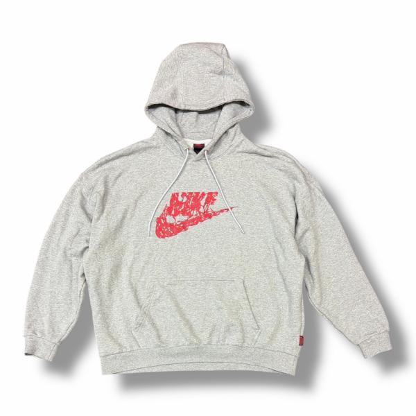 ブランド：NIKE（ナイキ） × STRANGER THINGS（ストレンジャーシングス）商品名：スウェットパーカー型番：IB5660特徴：フロントプリント裏毛ストレンジャーシングスコラボフードドローコードフロントポケットカラー：グレー表記...
