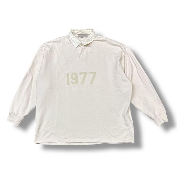 ブランド：Fear of God ESSENTIALS（フィアオブゴッド エッセンシャルズ）商品名：1977スウェット特徴：裏毛フロントに印象的な1977ロゴパッチ襟元切替デザインバック襟下あたりににラバーパッチワイドシルエットカラー：オフ...