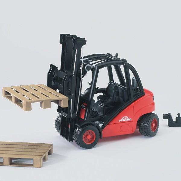 ブルーダー Bruder 1/16スケールの大きな ミニカー 知育玩具 観察する さわる 動かす リアルさと多彩なアクションが好奇心を刺激 ドイツ製 誕生日♪