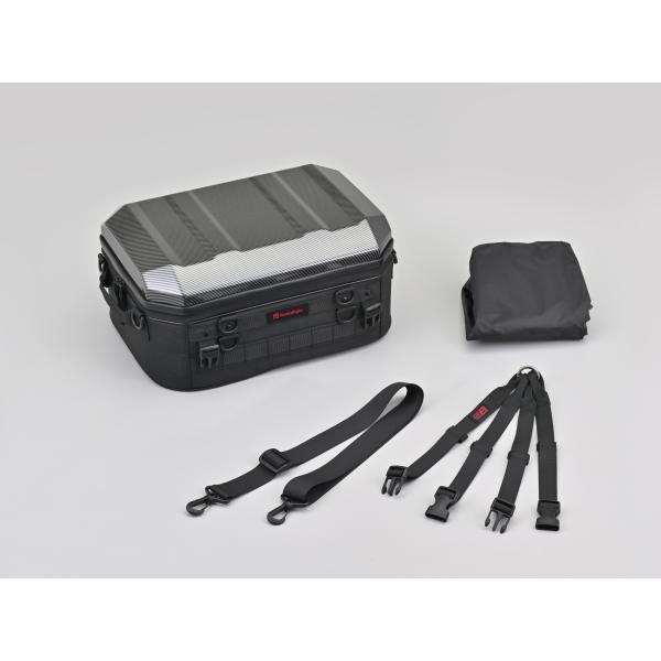 いつでも気が向いたらツーリング気軽に使える日帰り〜1泊サイズ・タイプ：カーボン・容量：25L・最大積載重量 ：7kg　・本体重量（付属品込）：2.1kg・サイズ：H210×W420×D300（mm）・素材：トップシェル - ポリカーボネート...