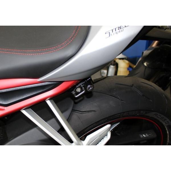 KIJIMA ヘルメットロック ストリートトリプルS/RS LOW /R 17yタンデムステップホルダーとの共締めで、違和感ない装着が出来ます。取付場所：左側シート下材質/色：スチール/ブラックメーカー品番 HTR-05008適合車種例スト...
