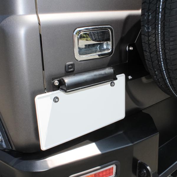 【商品名】リアナンバー移設キットLEDライセンスランプ付【適合情報】車種：スズキ ジムニー型式：JB64W年式：2018(平成30)年7月〜車種：スズキ ジムニーシエラ型式：JB74W年式：2018(平成30)年7月〜※年式・グレード・オプ...