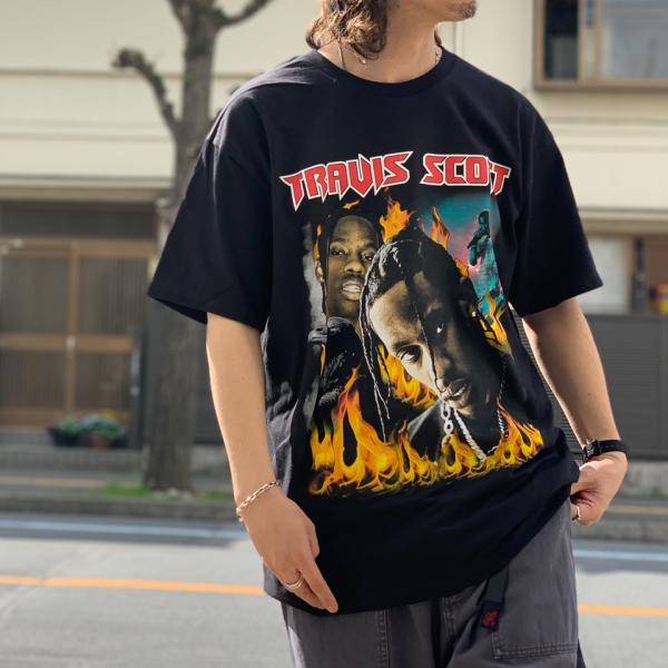 US RAPPER、TRAVIS SCOTTのオフィシャルライセンスTシャツ。フロントに落とし込まれた存在感のあるアートワークが印象的です。引き続き注目を集めるラップTシャツだけにお見逃し無く。【素材】コットン