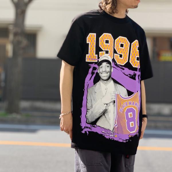 レジェンドバスケットボールプレイヤー、KOBE BRYANTを落とし込んだTシャツ。ラップTシャツライクにレイアウトしたデザインが印象的です。※インポートアイテムの為、サイズ感に個体差がある場合が御座います。【素材】コットン