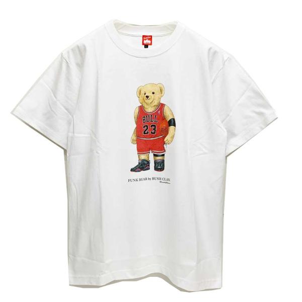 FUNK BEARを手掛けていた某ブランドのデザイナーがクマと共に移籍しスタートしたブランドBUSH CLAN。こちらは23番のユニフォームを身に纏い、某バスケプレイヤーに扮したベアを落とし込んだデザインのTシャツ。取扱店舗も限られた希少な...