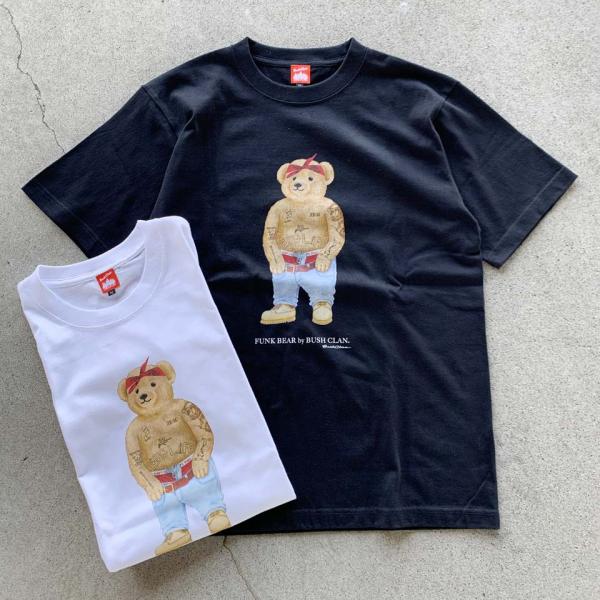 FUNK BEARを手掛けていた某ブランドのデザイナーがクマと共に移籍しスタートしたブランドBUSH CLAN。多数のタトゥーが刻まれたベアが特徴の一枚。いかつさと可愛さが共存したデザインとなっています。90年代のHIPHOP好きならニヤリ...