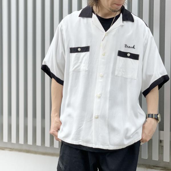 ビンテージのボウリングシャツをアップグレードした半袖シャツ。当時のデザインをベースに現代的なシルエットで復刻しています。フロントとバックの刺繍はチェーンステッチで落とし込まれておりボウリングシャツらしいディティールを踏襲。襟や袖口のカラー切...