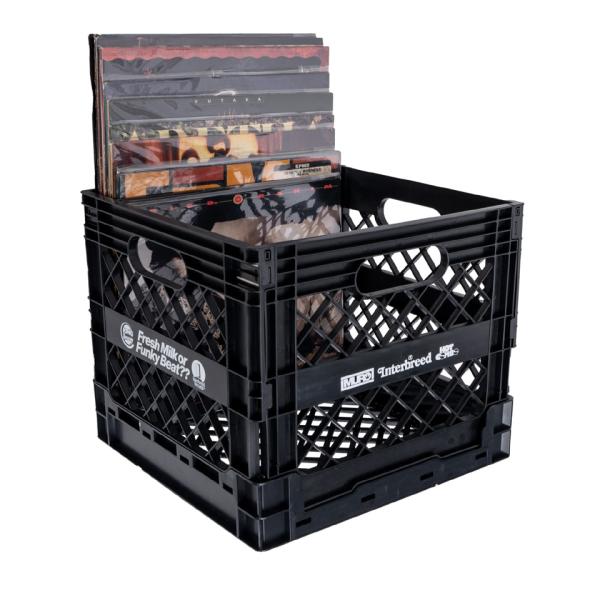 INTERBREED 2025 SPRING/SUMMER COLLECTION。"世界一のDigger"と称されるKING OF DIGGIN'、DJ MUROとのコラボレーション。プラスチックBOXは折り畳みとスタッキングが可能な仕様で...