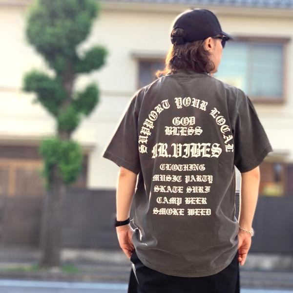当店発信のオリジナルブランド、MRV by Mr.vibes。SUPPORT YOUR LOCALのフレーズと共に様々なカルチャーをオールドイングリッシュで落とし込んだS/S Tee。フロントには横組みでGOD BLESSのプリントが入りま...