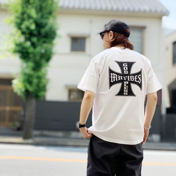当店発信のオリジナルブランド、MRV by Mr.vibes。フロントとバックにアイアンクロスロゴを落とし込んだ存在感のあるTシャツ。程良い肉感の6.2オンスボディにシルクスクリーンプリントを施しています。[サイズ：肩幅/着丈/身幅/袖丈の...