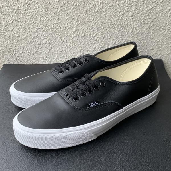 VANS 2026SS COLLECTION。ブランドを代表するモデルのAUTHENTIC(オーセンティック)をベースにアッパーにフェイクレザーを採用したモデル。靴紐はブラックとなっていてアッパーの生地感と相まってシックな雰囲気に仕上がって...
