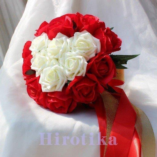 可愛らしいローズのブーケです。贈答品やインテリアに適です。サイズ：ブーケ直径約24cm  ブーケ丈26cm（手作りのため、サイズは多少前後します。）花束形：ラウンド型送料は、全国一律　定格1000円 （2着以上は1着につき500円加算されま...