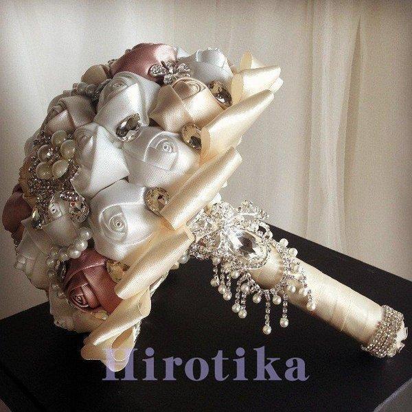 可愛らしいローズのブーケです。贈答品やインテリアに適です。サイズ：ブーケ直径約20cm   （手作りのため、サイズは多少前後します。）花束形：ラウンド型送料は、全国一律　定格1000円 （2着以上は1着につき500円加算されます）キーワード...