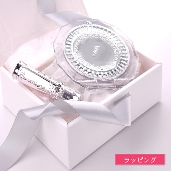ジルスチュアート ミラー リップ セット■リップブロッサム バーム 01とろけるようになめらかなタッチのリップバーム。乾燥が気になる唇にうるおいとツヤを与え、しっとりしながらもベタつきにくい軽やかな塗り心地です。清涼感のある使い心地で、ぷっ...