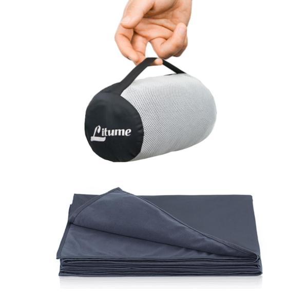 カラー：ダークブルーサイズ：122 x 170 cm / Packed size: 10 x 15 cmスタイル：折り畳み柔らかいベロアフリース生地：トラベルブランケットは通気性が良いベロアフリース生地を採用して肌に優しいです。暖かさと快適...