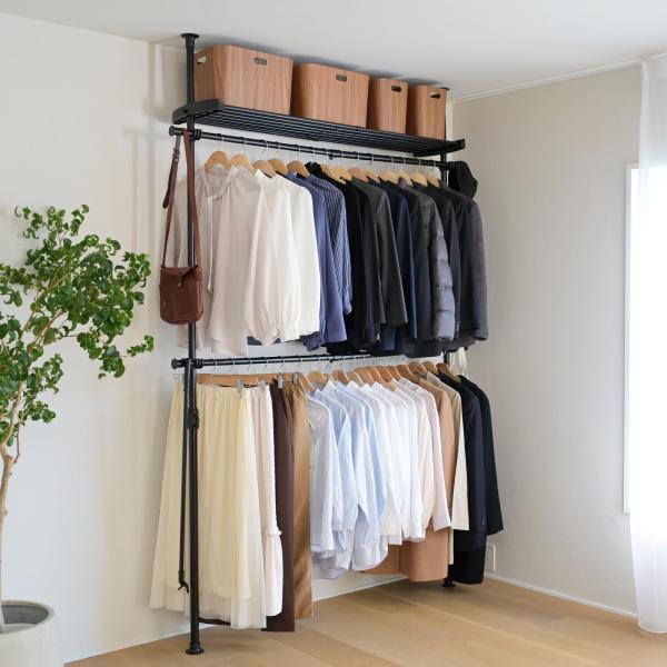 カラー：ブラックサイズ：ダブル棚付き【タテのスペースを有効活用】突っ張って設置するので場所をとらず、天井近くのデッドスペースまでタテの空間を有効活用できるハンガーラックです。伸縮棚はハンガーバーの上段もしくは最下段どちらにも取り付け可能でお...