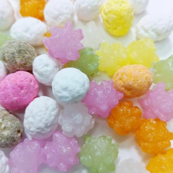こんぺいとう　と　ごしきまめが楽しめてうれしいなつかしい和菓子名称:菓子内容量:(２０００グラム【目安として約９２０粒】 )×1袋原材料名:金平糖：砂糖（国内製造）/着色料（紅花黄　クチナシ　赤ビート　アナトー　カロチン　五色豆：砂糖　大豆...