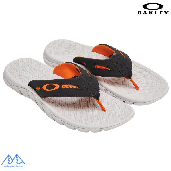 Oakley Operative Sandal 2.0 13477ソフトなEVAミッドソールにアイコニックなだ円シンボルの、Operative（オペラティブ）サンダル2.0はスタイリッシュで一日中快適な、理想の両立です。耐久性の高いアウトソ...