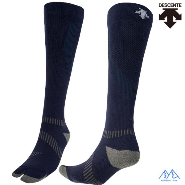 DESCENTE MOVE SOCKS FOR SKI TABI 外反スパイラルにより母指球への重心位置を意識することで安定した滑りをサポートします。腓腹筋からヒラメ筋、足首にかけて筋肉の形に沿った左右別のテーピング状サポートデザインにより...