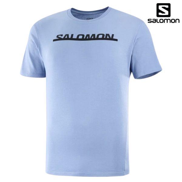 SALOMON  ESSENTIAL LOGO SS TEE あらゆるスポーツやアウトドアアドベンチャーにぴったりの T シャツをお探しなら、オーガニックコットン 100％ の男性用 ESSENTIAL T シャツがお勧め。ロゴのデザインを...