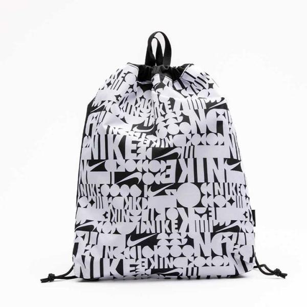 ◎ナイキ（NIKE）プールバッグナップサック型の定番プールバッグ。ポケット無しのシンプルタイプ。大きく開いて使いやすい、子供はもちろん大人も使えるプールバッグです。■軽量■サイド下部に通気性をよくするための水抜き穴あり。