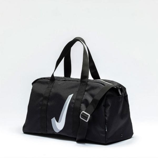 NIKE（ナイキ）公式 ボストンプールバッグ 1994031      ボストンタイプのプールバッグ。外側に小さいポケット付き。ショルダーストラップは長さ調整可能。内側に名前が記入できるネームタグあり。