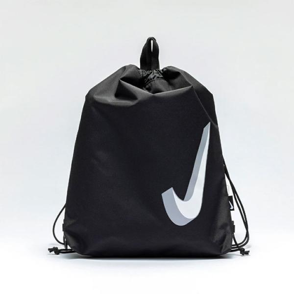 NIKE（ナイキ）公式　ベーシックドローストリングプールバッグ 1994033      ナップザックタイプのプールバッグ。軽量で持ち運びに便利！口が大きく開くので出し入れがしやすいデザイン。手提げストラップとショルダーストラップのどちらも...