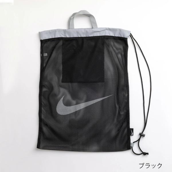 ナップザックタイプのメッシュプールバッグ。内側に小物収納のためのポケットつき。手提げストラップとワンショルダーストラップのどちらも付属しており、シーンに合わせて持ち方を変えられる仕様。軽量なのもうれしいポイント