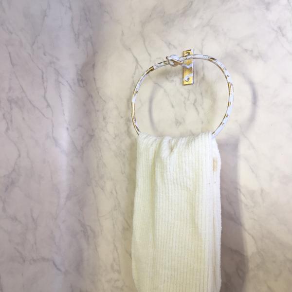 サイズH：１７cm　W：２０cm　D：６cm重量：２５０ｇ カラー：アンティーク調ホワイトゴールド素材　鉄・ロートアイアン製ビス穴：2か所付属品：ビス・アンカー１つ１つ職人が手作業で製作・塗装しております。<br>デザイン・色の...