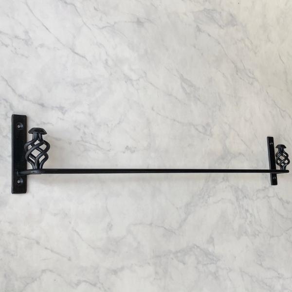 ｗ：６２ｃｍ　H:１１ｃｍバー部分：５７ｃｍ　（かけ幅）壁からポールまで３．５ｃｍ奥行き５cm ビス穴4か所　　ビス間隔：７．５cm素材：鉄・ロートアイアン製カラー：ブラック付属品：ビス4本・アンカー4個