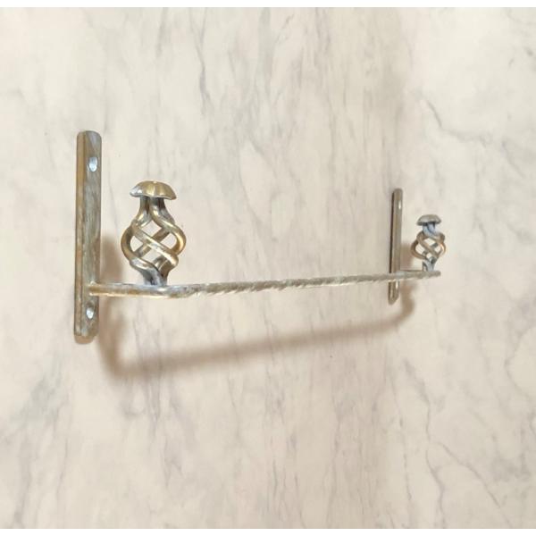 ｗ：６２ｃｍ　H:１１ｃｍバー部分：５７ｃｍ　（かけ幅）壁からポールまで３．５ｃｍ奥行き５cm ビス穴4か所　　ビス間隔：７．５cm素材：鉄・ロートアイアン製カラー：アンティーク調ホワイトゴールド付属品：ビス4本・アンカー4個