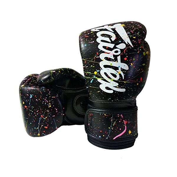 ブランド: Fairtexカラー: ペイントブラック原産国: タイ素材: 高品質マイクロファイバー特徴:- 独特なペイントデザインで個性を引き立てる- 軽量設計で長時間のトレーニングに対応- 快適なフィット感と高い耐久性用途:- キックボク...