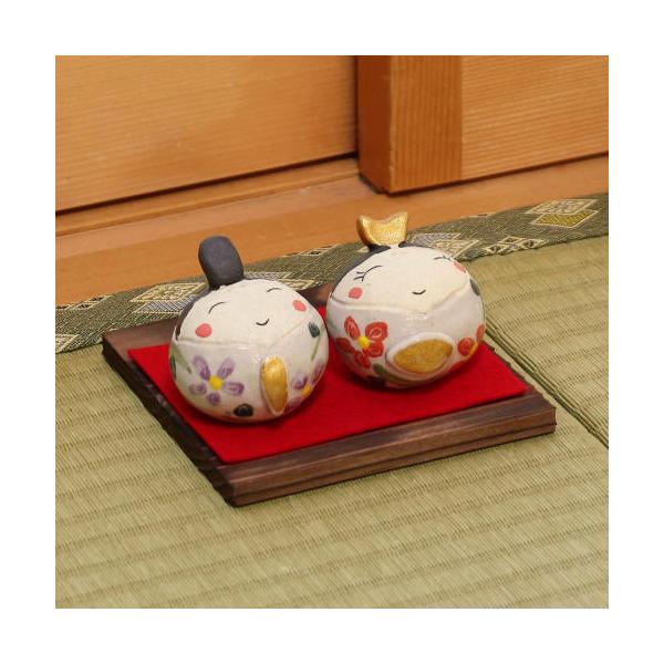【スペック】ひな人形：幅5×奥行4.5×高さ5(cm)内裏：幅5×奥行4.5×高さ5(cm)焼杉板：縦10×横10×高さ0.8(cm)セット内容：親王、朱毛せん、焼杉板信楽焼・国産【備考】箱に入れてお届けします。手作り品、焼き物のため、商品...