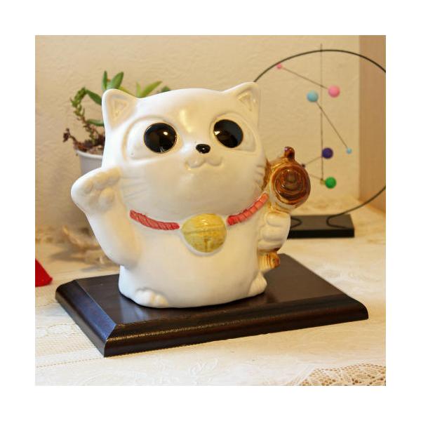 【スペック】猫の置物：幅16.5×奥行11×高さ14(cm)信楽焼・国産【備考】箱に入れてお届けします。手作り品、焼き物のため、商品画像の物と、色合いや形、サイズが若干違う場合がございます。ご了承ください。在庫には注意しておりますが、在庫切...