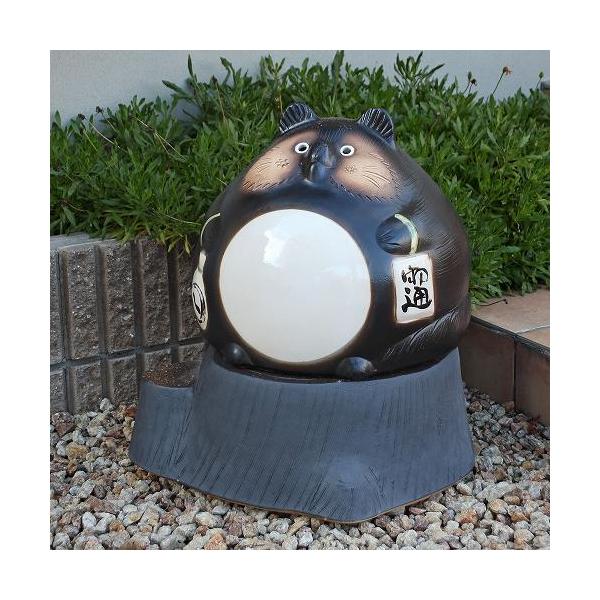 【スペック】狸の置物 12号：幅42.5×奥行42.5×高さ36(cm)信楽焼・国産【備考】箱に入れてお届けします。花台(置物台)、敷物などは付属しておりません。可愛いタヌキの置物ですので、家の前、玄関に。お祝いにも。たぬきの置物は、手作り...