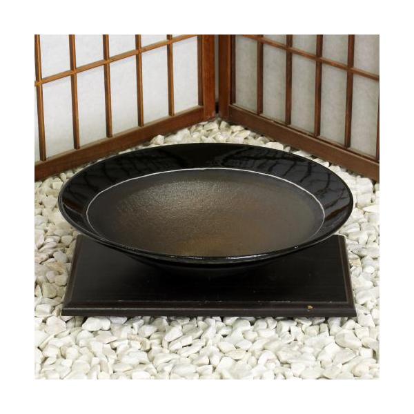 【スペック】水盤 Φ37×高さ10(cm) 信楽焼・国産【備考】花台等は付きません。華道用品にて販売しております。箱入りでお届けします。池坊・嵯峨御流など、華道、生花用としてお使い頂けるおしゃれな生け花の花器です。盆栽やオブジェに、お庭での...
