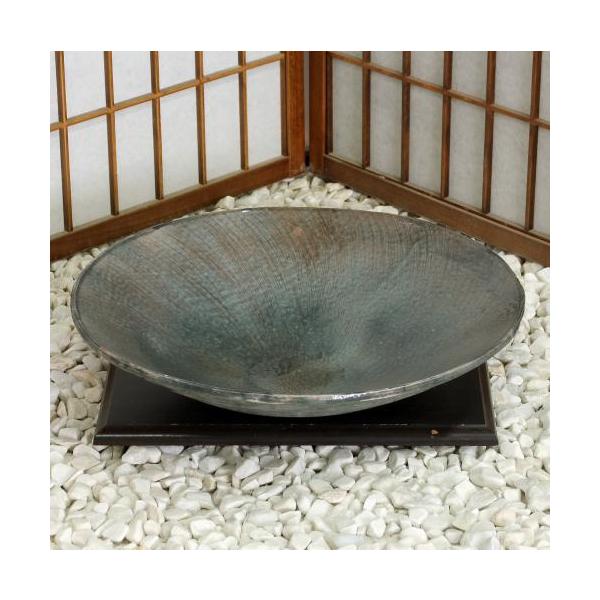 【スペック】水盤 Φ40×高さ9.5(cm) 信楽焼・国産【備考】花台等は付きません。華道用品にて販売しております。箱入りでお届けします。池坊・嵯峨御流など、華道、生花用としてお使い頂けるおしゃれな生け花の花器です。盆栽やオブジェに、お庭で...