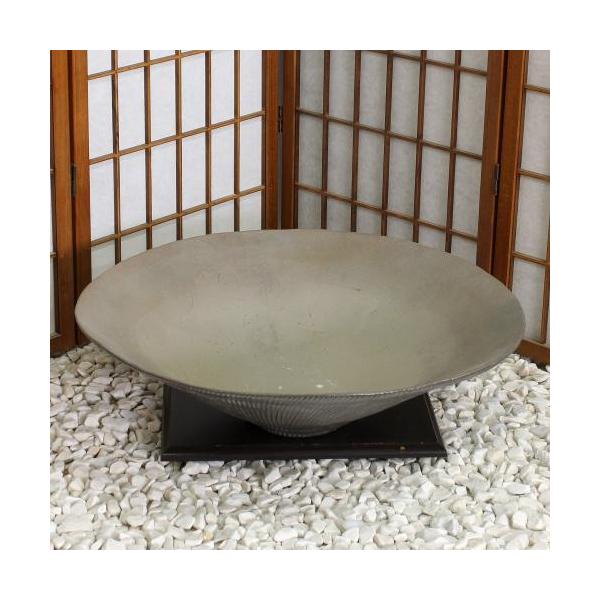 【スペック】水盤 Φ57×高さ16(cm) 信楽焼・国産【備考】花台等は付きません。華道用品にて販売しております。箱入りでお届けします。池坊・嵯峨御流など、華道、生花用としてお使い頂けるおしゃれな生け花の花器です。盆栽やオブジェに、お庭での...
