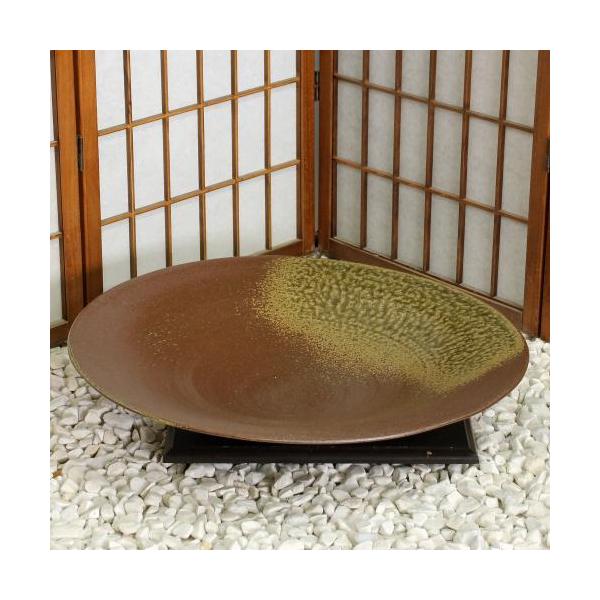 【スペック】水盤 Φ54×高さ9(cm) 信楽焼・国産【備考】花台等は付きません。華道用品にて販売しております。箱入りでお届けします。池坊・嵯峨御流など、華道、生花用としてお使い頂けるおしゃれな生け花の花器です。盆栽やオブジェに、お庭での使...