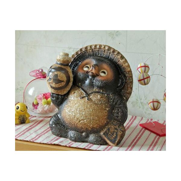 【スペック】狸の置物：幅19.5×奥行15×高さ20.5(cm)信楽焼・国産【備考】箱に入れてお届けします。可愛いタヌキの置物ですので、家の前、玄関に。お祝いにも。たぬきの置物は、手作り品の為、色合いや形が、若干違う場合がございます。在庫切...