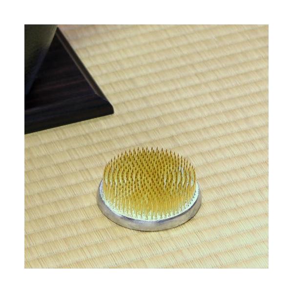 【スペック】剣山:Φ7.9×高さ2(cm)針本数:398本 国産【備考】これから生け花を始められる方必見!!取り扱いやすい華道用の剣山をリーズナブルな価格にてご提供。 池坊などの、プロや先生も扱う品物だから安心してお使い頂けます。専用の箱に...