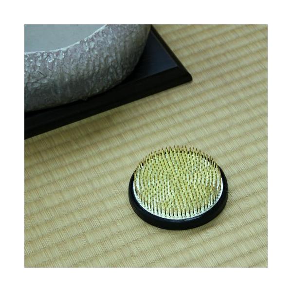 【スペック】剣山:Φ9×高さ2.5(cm)針本数:397本国産【備考】これから生け花を始められる方必見!!取り扱いやすい華道用の剣山をリーズナブルな価格にてご提供。 池坊などの、プロや先生も扱う品物だから安心してお使い頂けます。底部に滑り止...