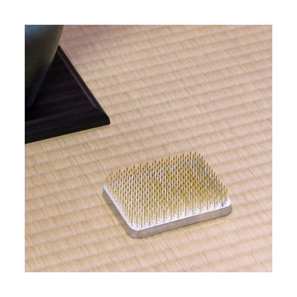 【スペック】剣山:幅9.4×奥行7.2×高さ2.5(cm)針本数:362本国産【備考】これから生け花を始められる方必見!!取り扱いやすい華道用の剣山をリーズナブルな価格にてご提供。 池坊などの、プロや先生も扱う品物だから安心してお使い頂けま...