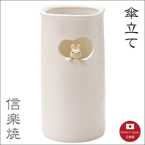【商品名】信楽焼  傘立 窓うさぎ 2-5715【サイズ】約 径 21×22　高さ 43 cm【傘納入本数】約６本【素材】陶器製【付属】底部用発砲板付【その他】傘立てしおり付【生産地】信楽焼　日本製　Made in Japan