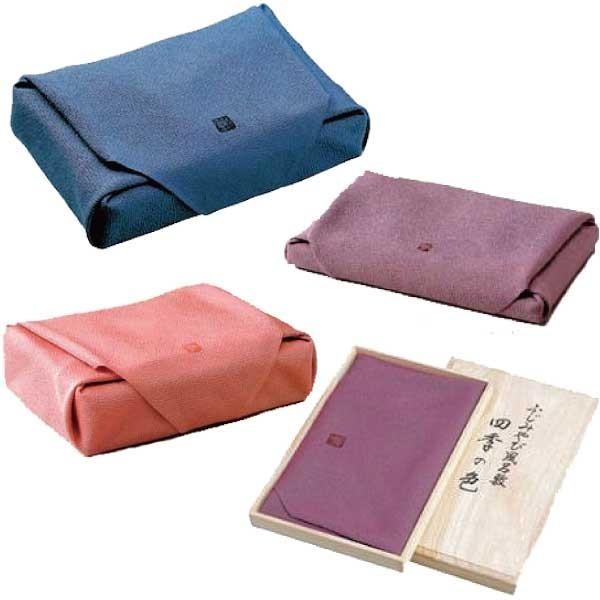 風呂敷は、物品の運搬、収納、保護、統括を主な目的にとした生活用品として古く奈良時代から知られています。現代では真心を包む贈答の道具として、繰り返し使えるエコグッズとして見直されている商品でございます。正絹（しょうけん）は、落ちついた光沢の高...