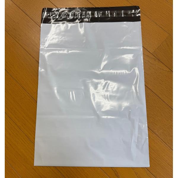 素材 LDPE　中国製A4がすっぽり入ります当店でもTシャツやポロシャツの2枚入れに使用しています表面は滑らかでザラつきはなく、色は少しグレーよりのホワイトで少し光沢があるタイプになりますテープ部分をぎりぎりで折り曲げるのではなく余分に折り...