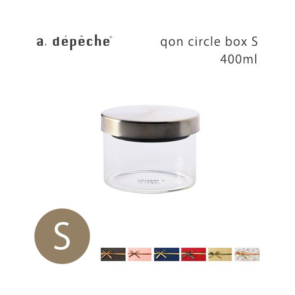 アデペシュの【サークルボックスS】です。ステンレスのエッジの効いた、モダンなサークルボックス。ホウケイ酸ガラスを使用しているので耐熱性を持ち合わせています。ホウケイ酸ガラスは、低熱膨張率であるため耐熱衝撃性に優れており、急激な温度変化が生じ...