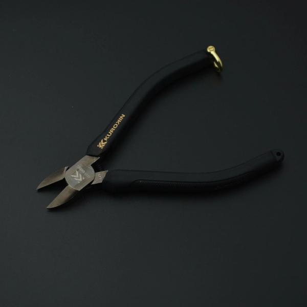 特徴より線から鉄線までの切断が可能。弱電作業など細かい作業に最適。連続作業に最適なバネ付き。より線の切断やストリッパーで剥けないような極細線の被覆剥きなど、細かい作業に最適なニッパです。仕様ラウンド刃・厚刃樹脂グリップ付ばね：有全長(mm)...