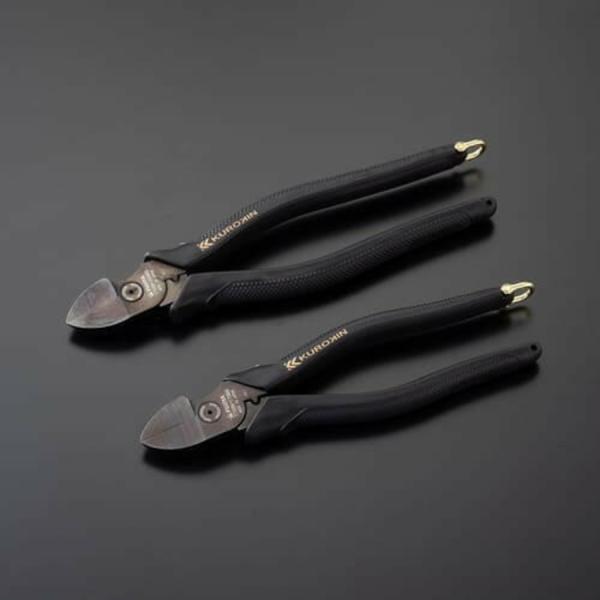 特徴黒金仕様、万能薄刃ニッパです。マイクロミラーブレード（刃部鏡面仕上げ）（切れ味20％アップ）と偏芯テコ原理の採用（30％負荷低減）でフジ矢史上最高の切れ味を実現しました。落下防止コードを取り付けることができるシャックルを付けておりますの...